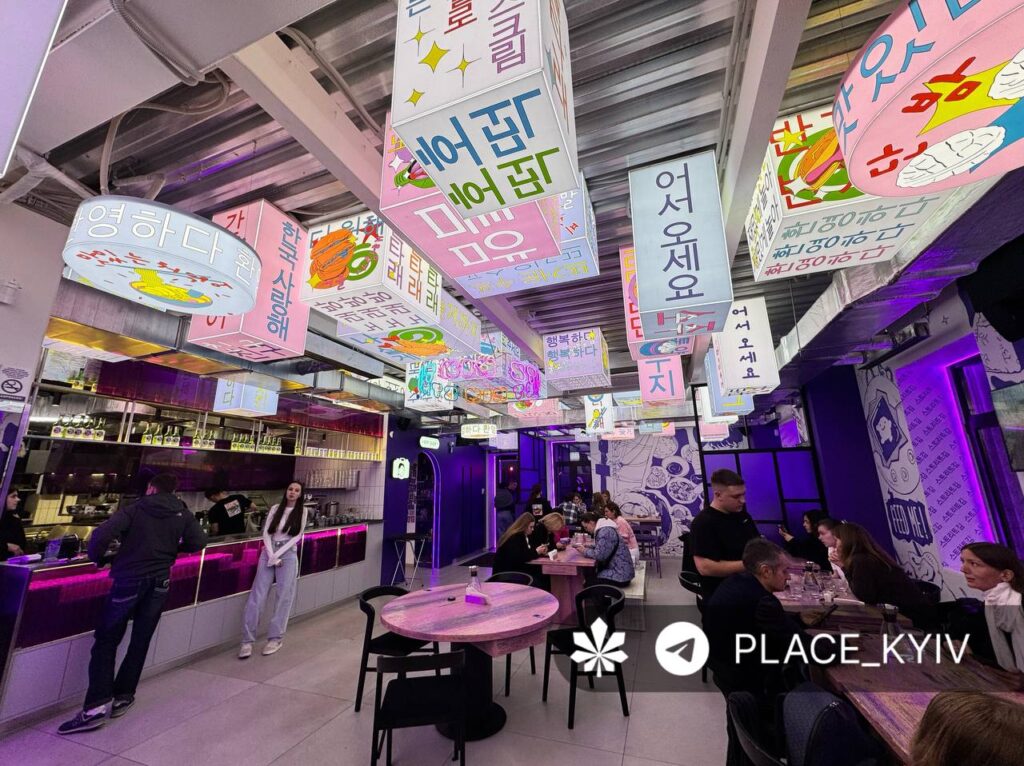 Street Kim: Корейський стрітфуд і фотобудки біля Театральної - Place Kyiv